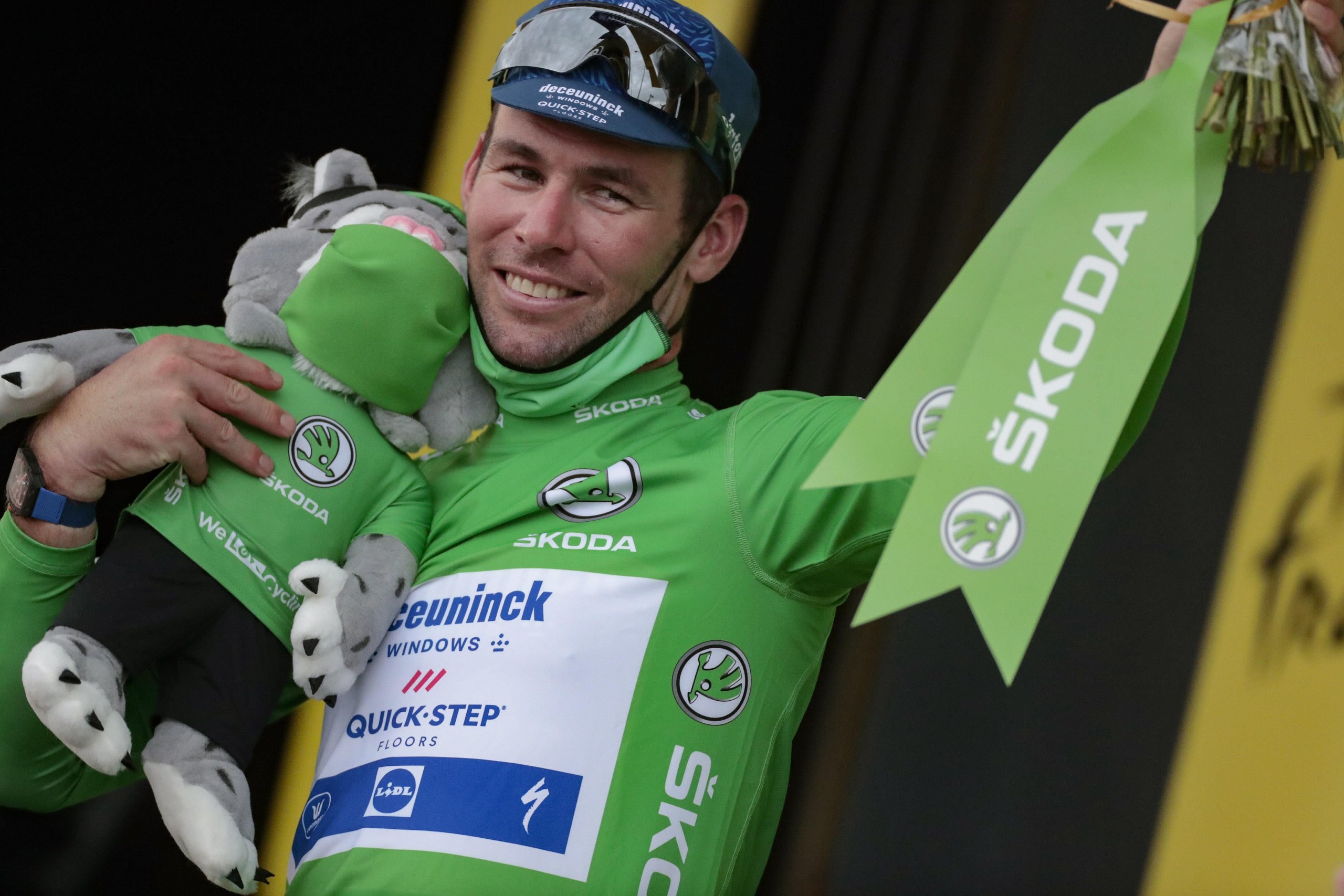 Video | Mark Cavendish neemt helm af bij monument voor Tom Simpson op ...