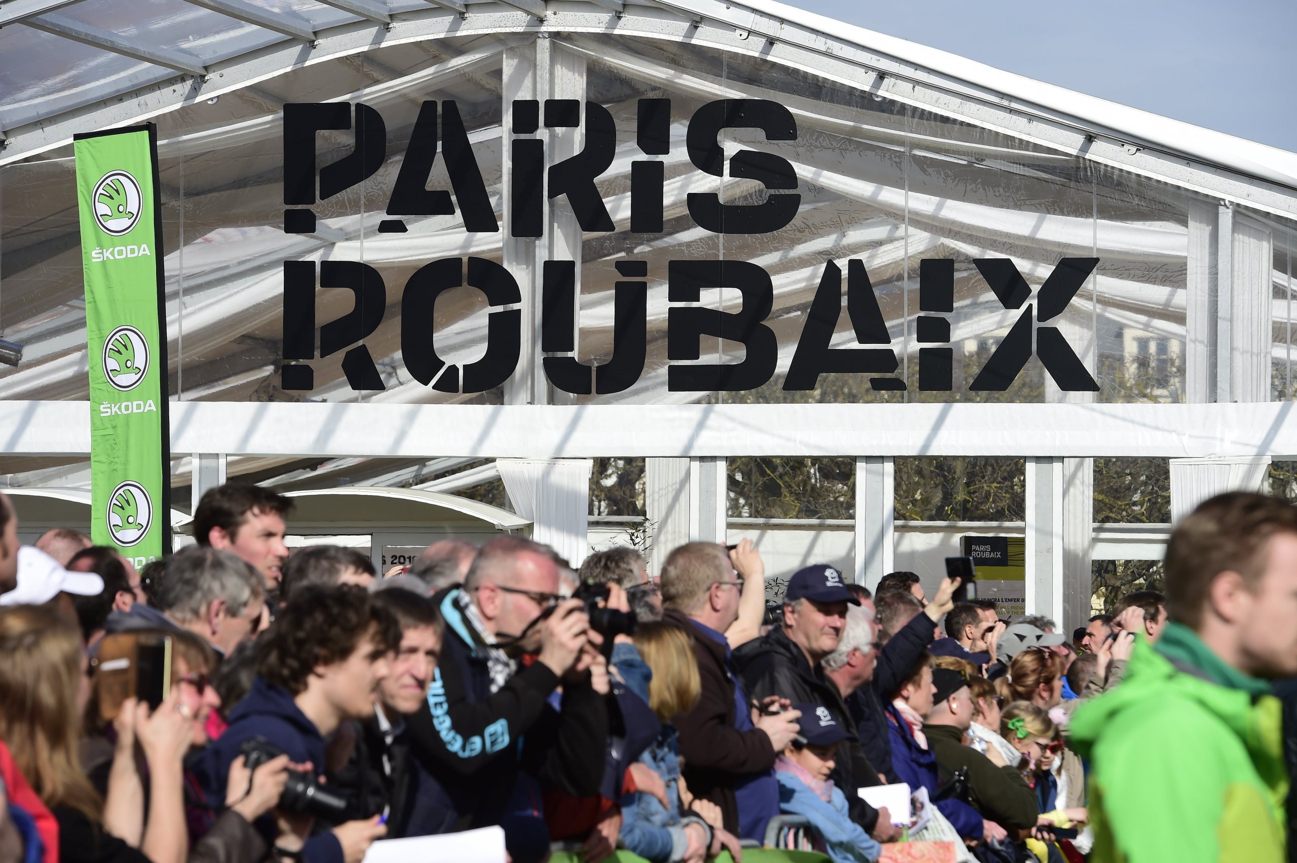 Actuele beelden van kletsnatte en modderige Roubaix-stroken: de Hel is ...