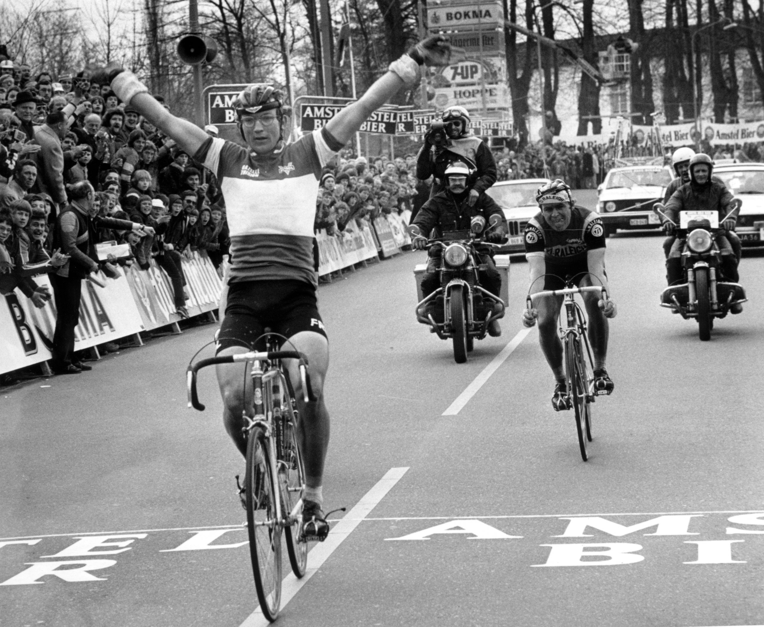 Retro: Jan Raas wint voor eerste keer Amstel Gold Race in 1977 | Wieler ...