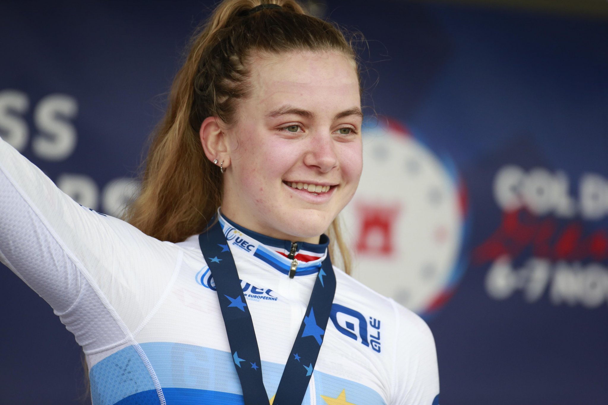 Zoe en Magnus Backstedt bivakkeren hele veldritwinter in camper op een ...