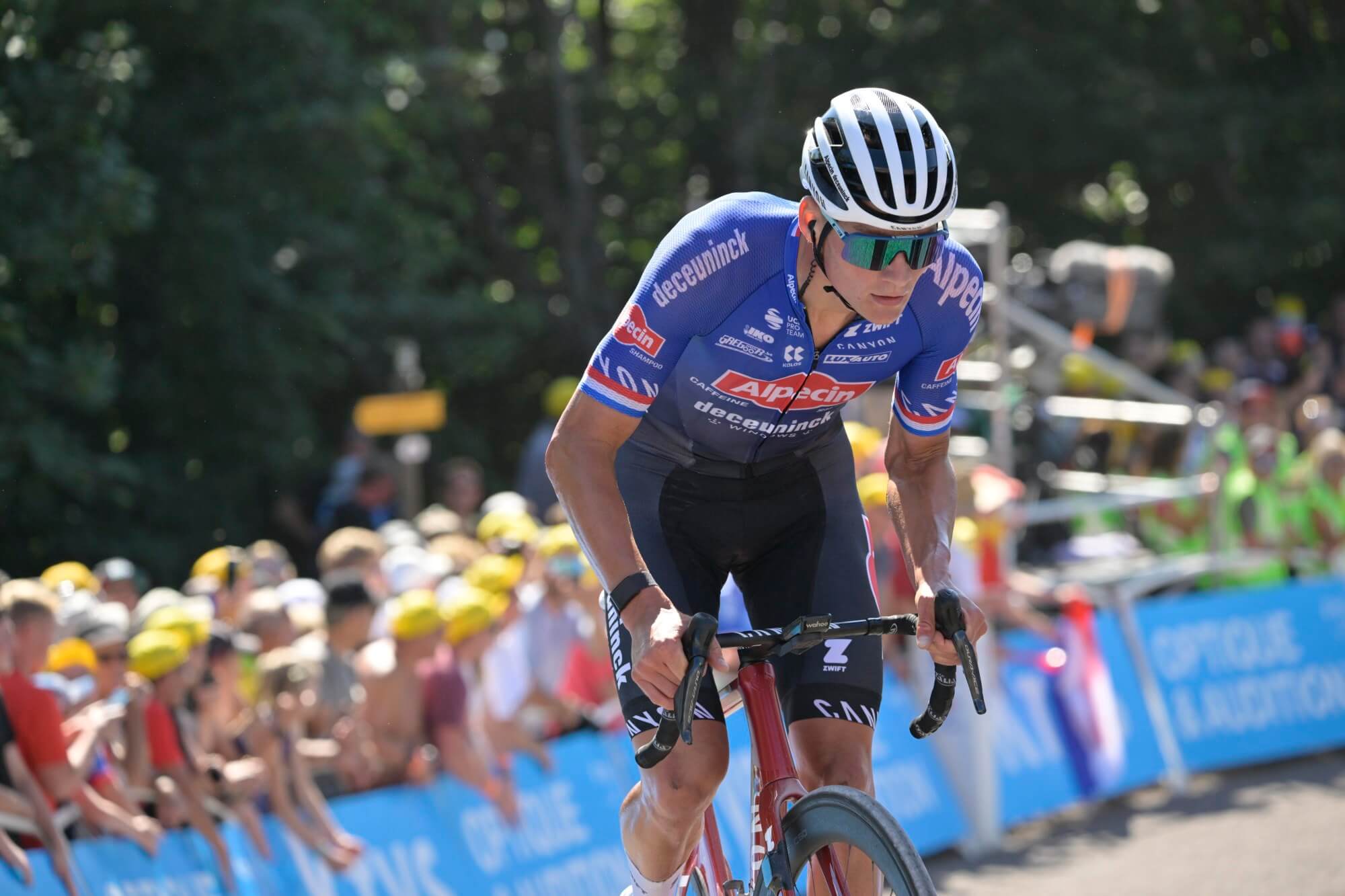 Van der Poel reed vandaag voor het eerst op gravelfiets: 'Zit tussen ...