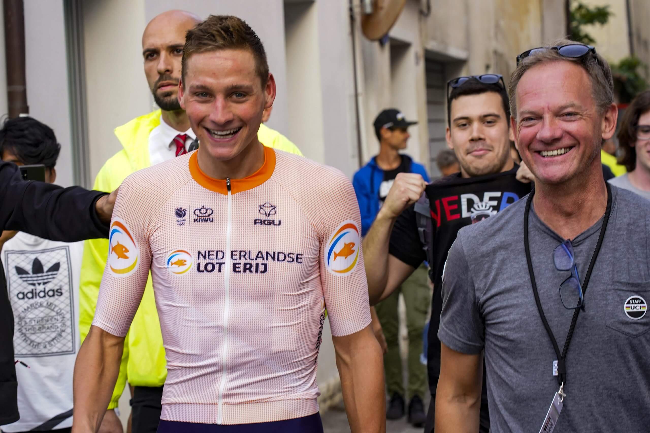 Video | Mooi om te zien: Mathieu van der Poel vliegt ploeggenoot Gianni ...