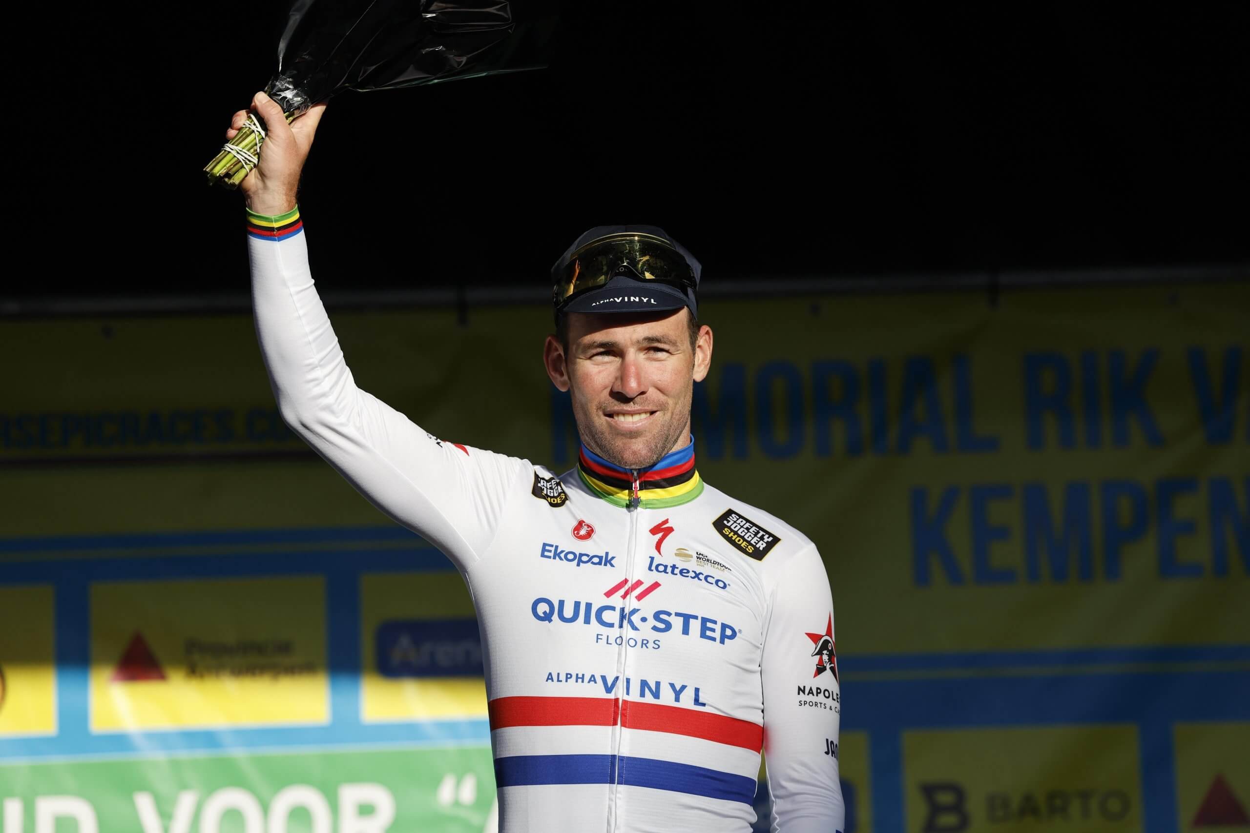 Voorspellende foto? Mark Cavendish poseert opzcihtig met vier renners ...