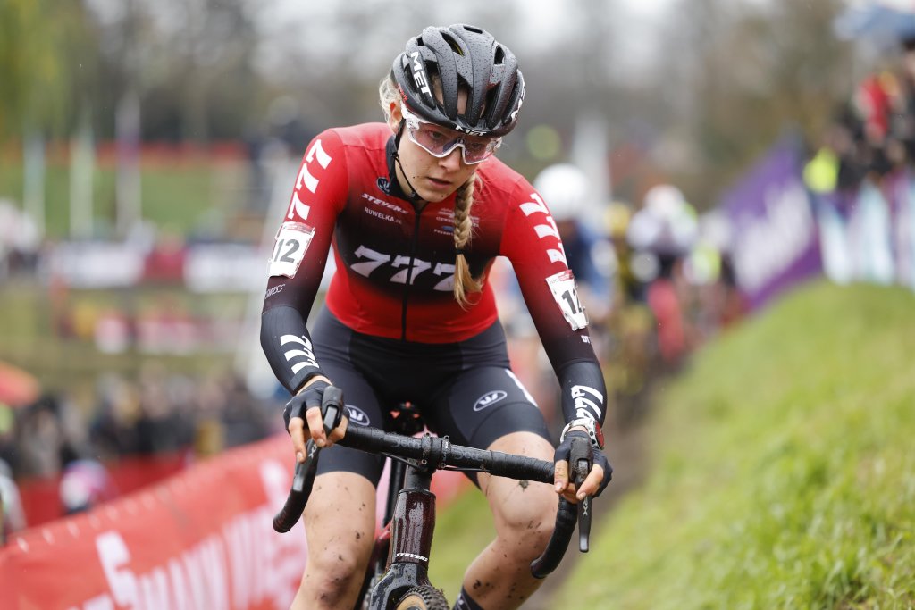 Aniek van Alphen soleert naar tweede zege van het seizoen in Essen ...