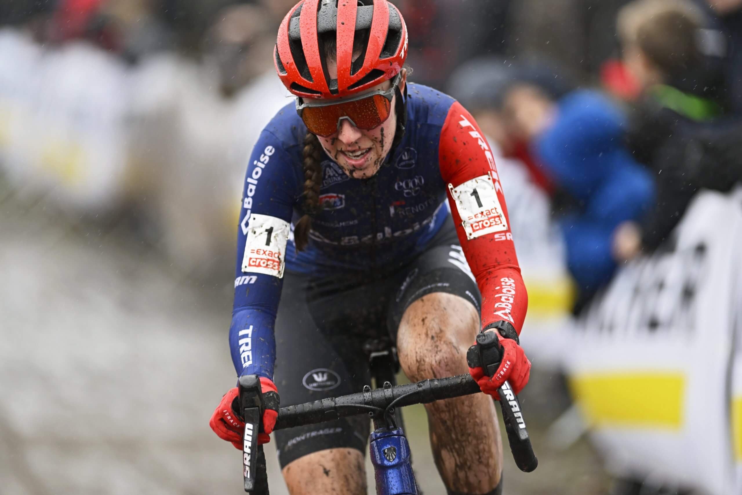 Shirin van Anrooij verreweg de sterkste in cross der afwezigen, nog ...