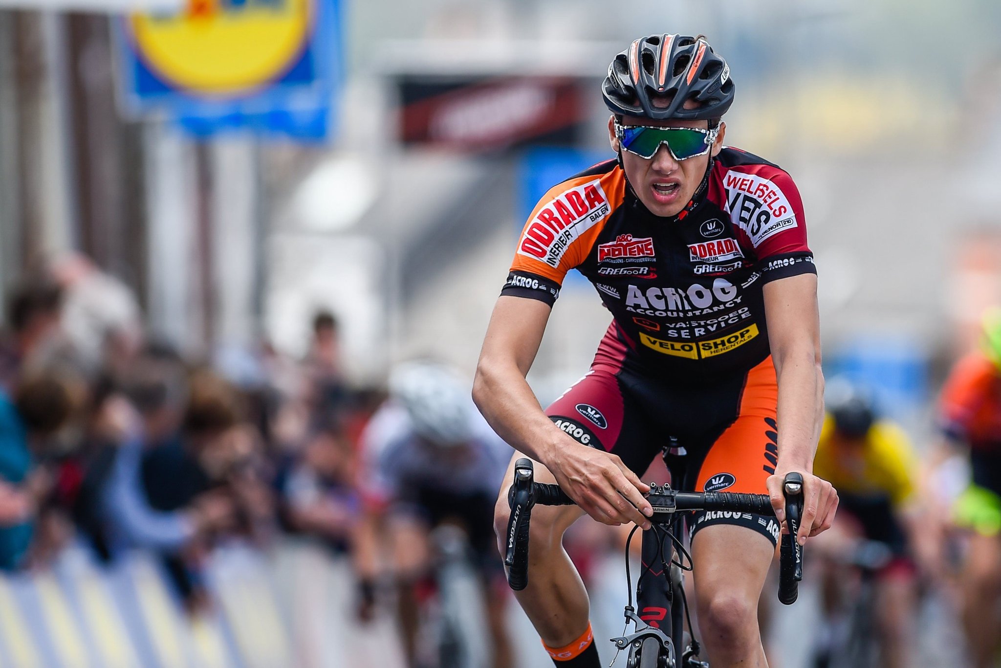 🎥 Davide Bomboi, achterneef van Tom Boonen, doet een wheelie... zonder ...