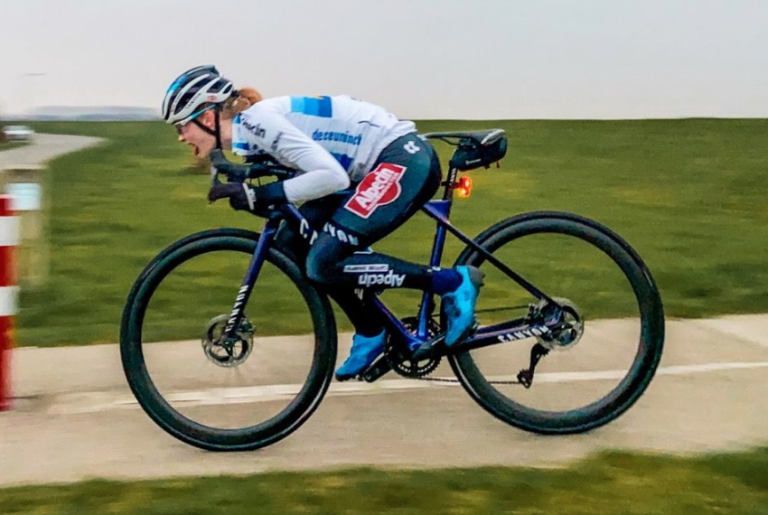 🎥 Puck Pieterse haar 'road to roadie': commentaar geven bij sprintje ...