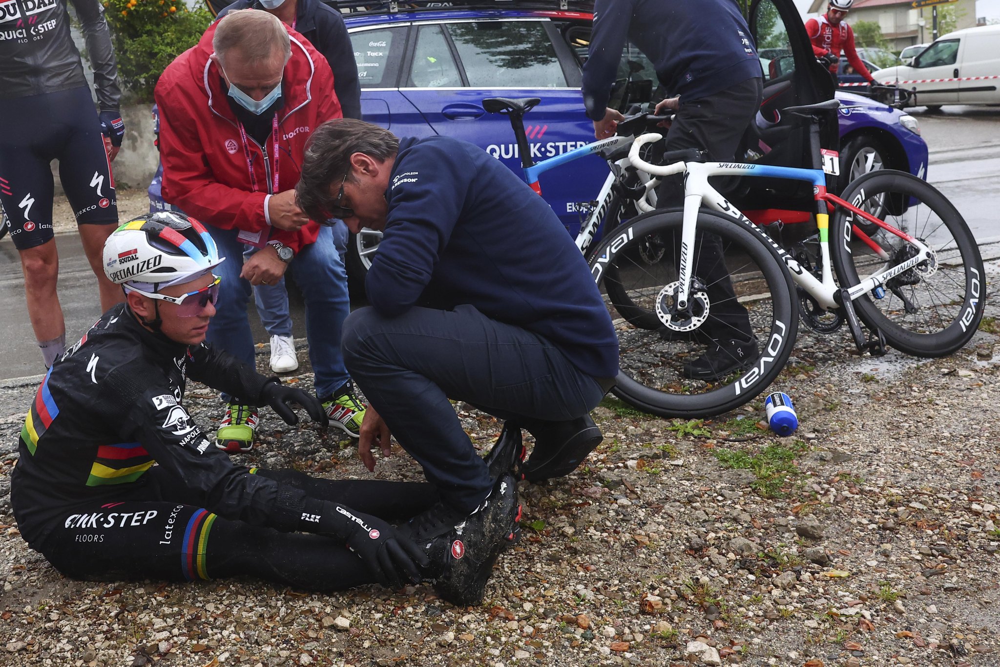 Remco Evenepoel na dubbele crash: 'Ik heb veel pijn, we zullen zien ...