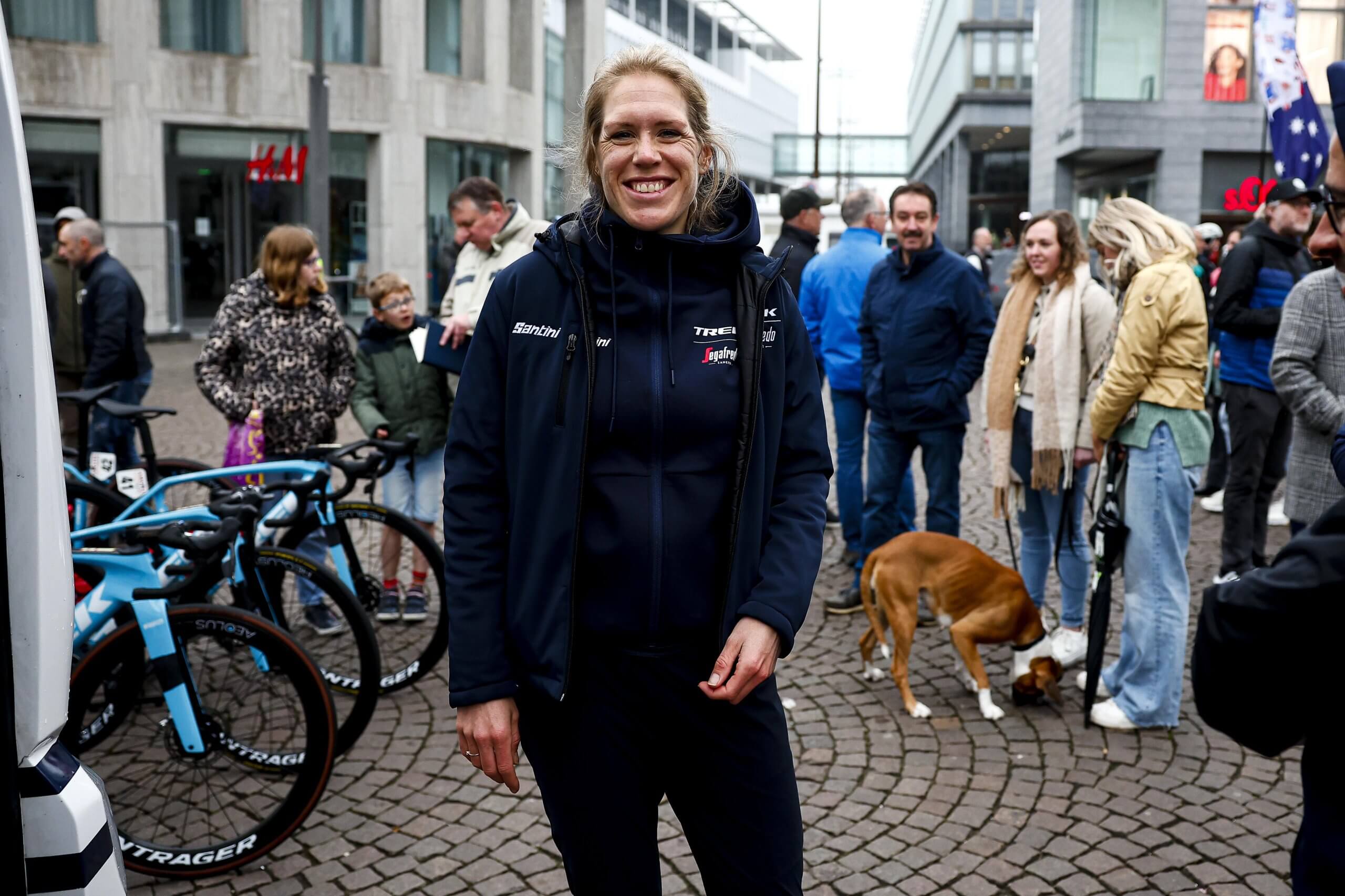 Ellen van Dijk is hoogzwanger, maar fietst nog vrolijk door (en hard ...