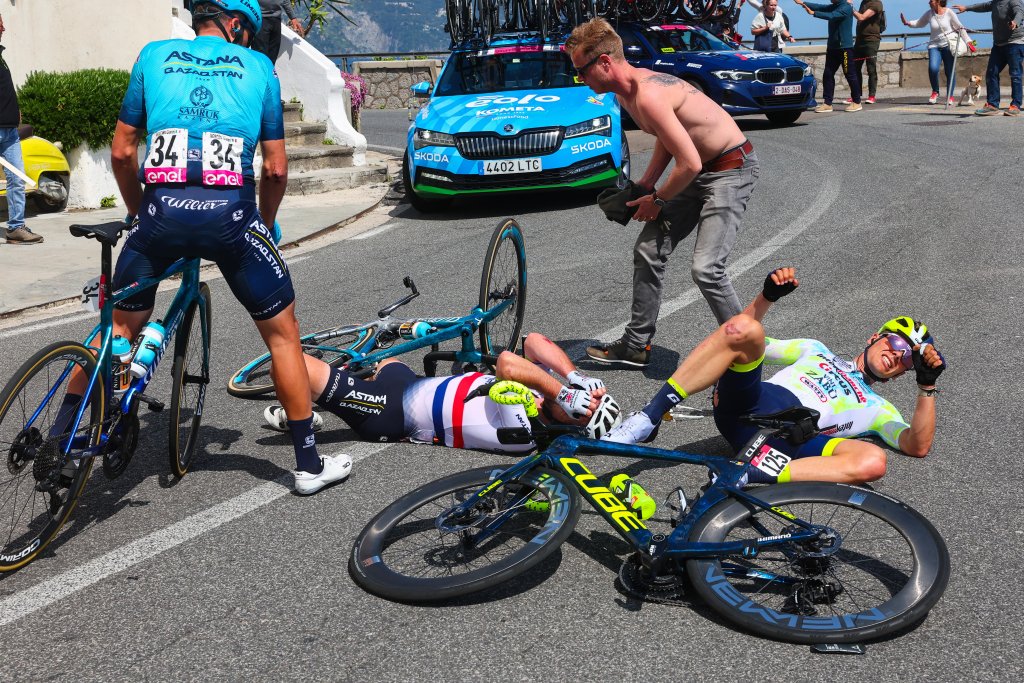 📸 Windvlaag blaast Cavendish en co van fiets in afdaling, nieuwe ...