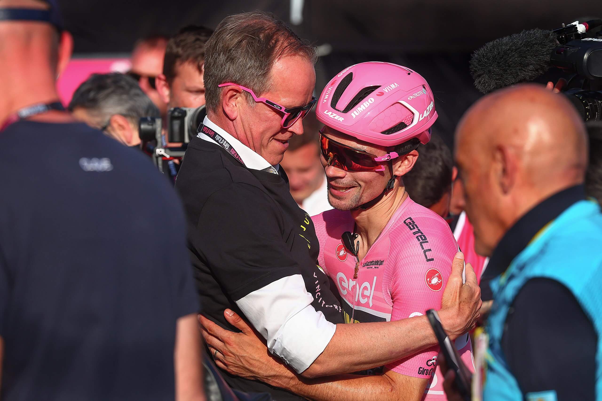 Richard Plugge straalt na Giro-zege Roglic: 'Heb de salontafel kapot ...