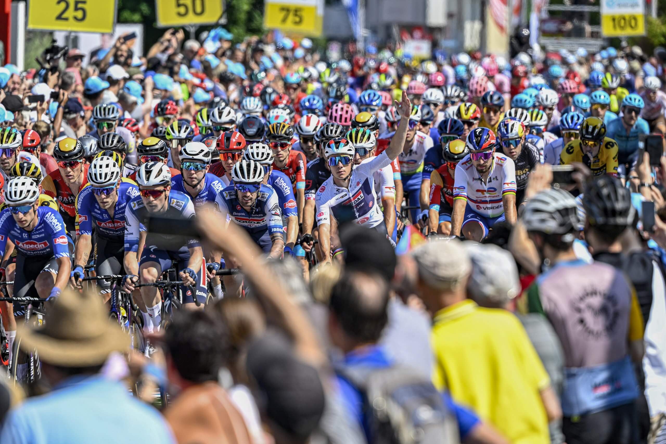 Met deze maatregelen wil Adam Hansen het wielrennen veiliger maken ...