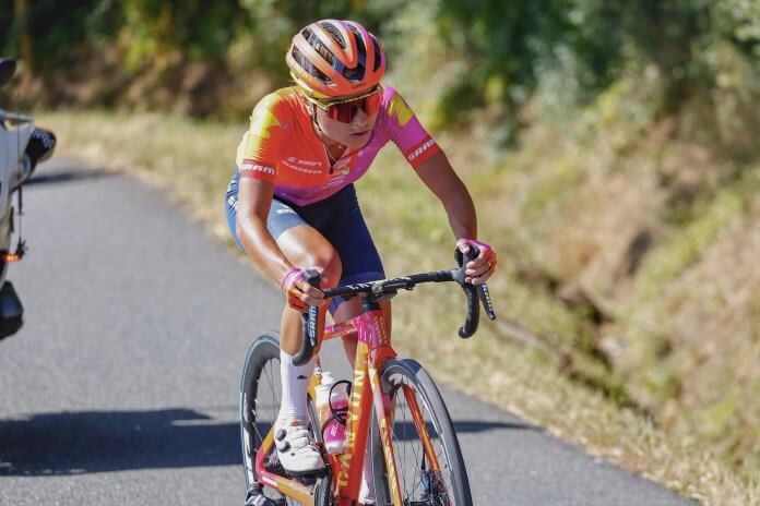 Aanval loont weer in Tour: Duitse Ricarda Bauernfeind soleert naar ...