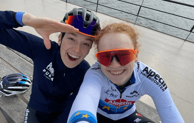 📸 Puck Pieterse showt nieuwe fiets, maar hij is nét iets te groot ...