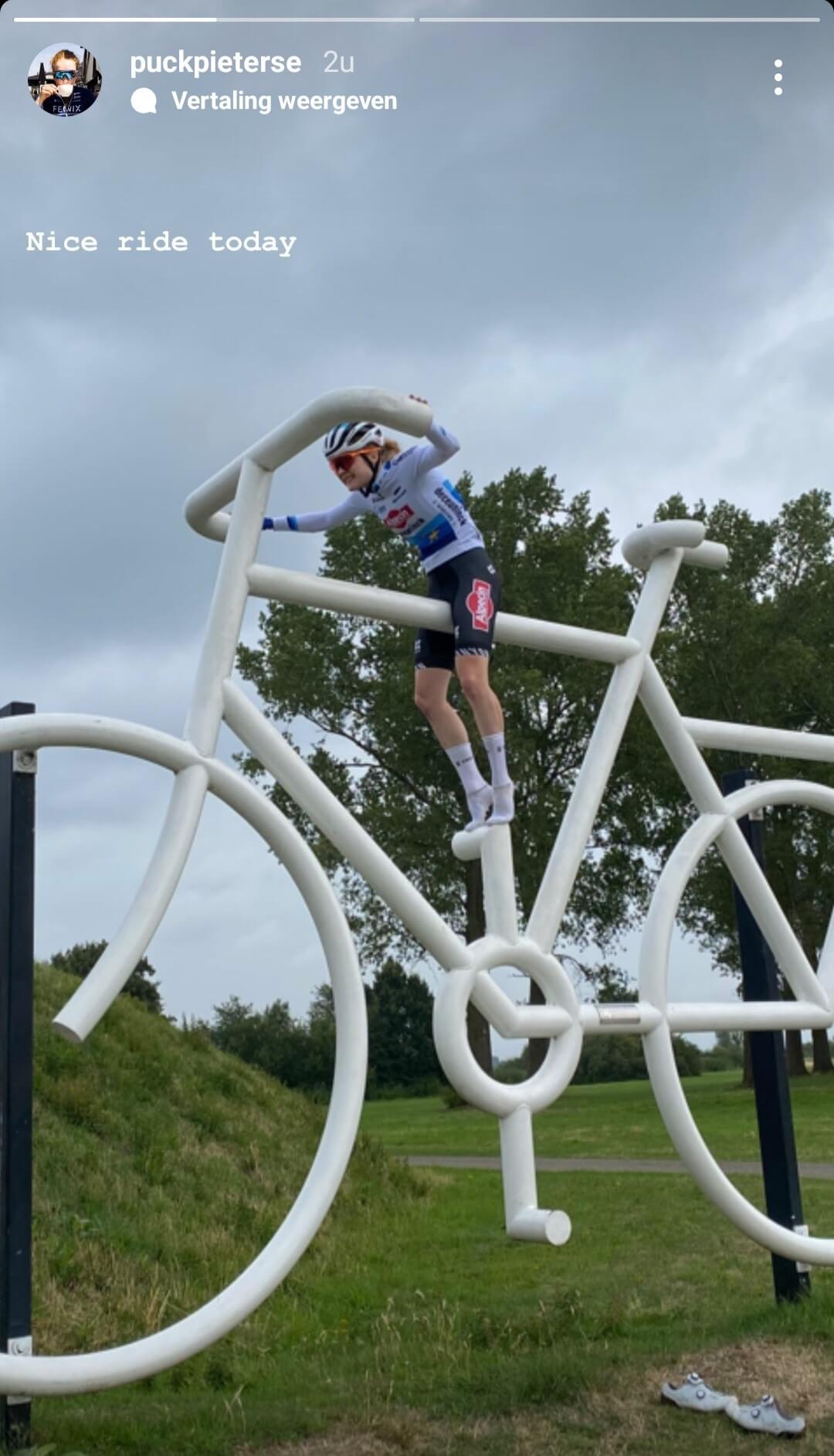 📸 Puck Pieterse showt nieuwe fiets, maar hij is nét iets te groot ...