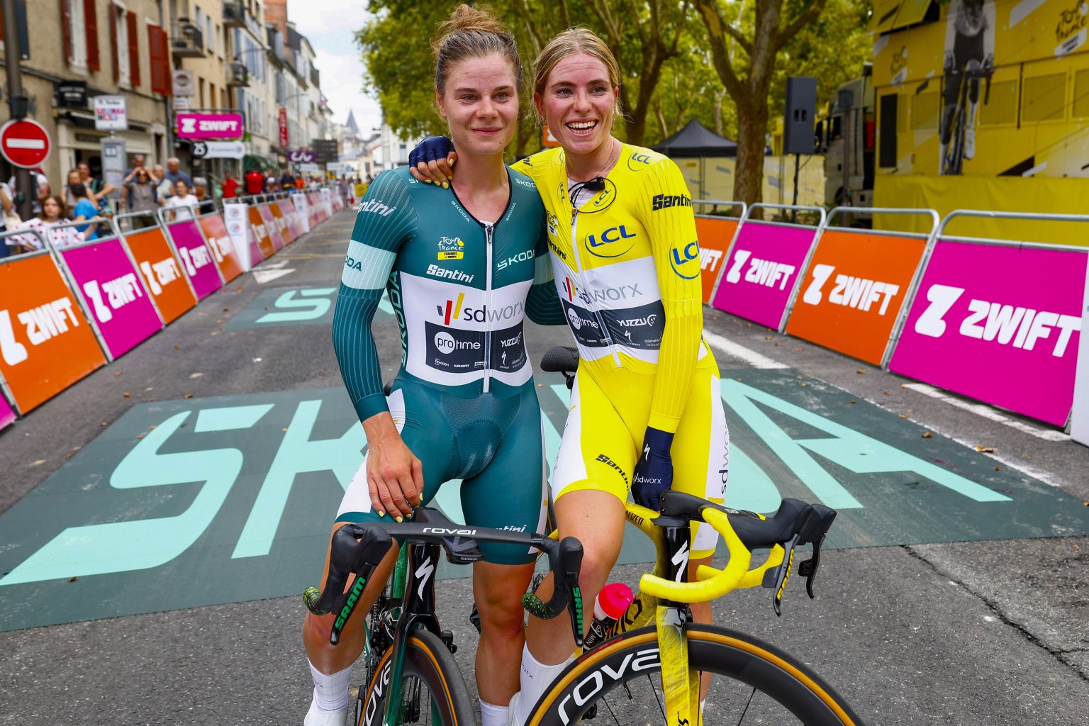 🎥 Voor wie twijfelt over de band tussen Demi Vollering en Lotte Kopecky ...